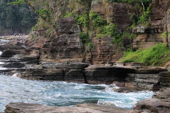 Menjelajahi Keunikan Pantai Batu Lapis di Lampung Selatan - XPLORE